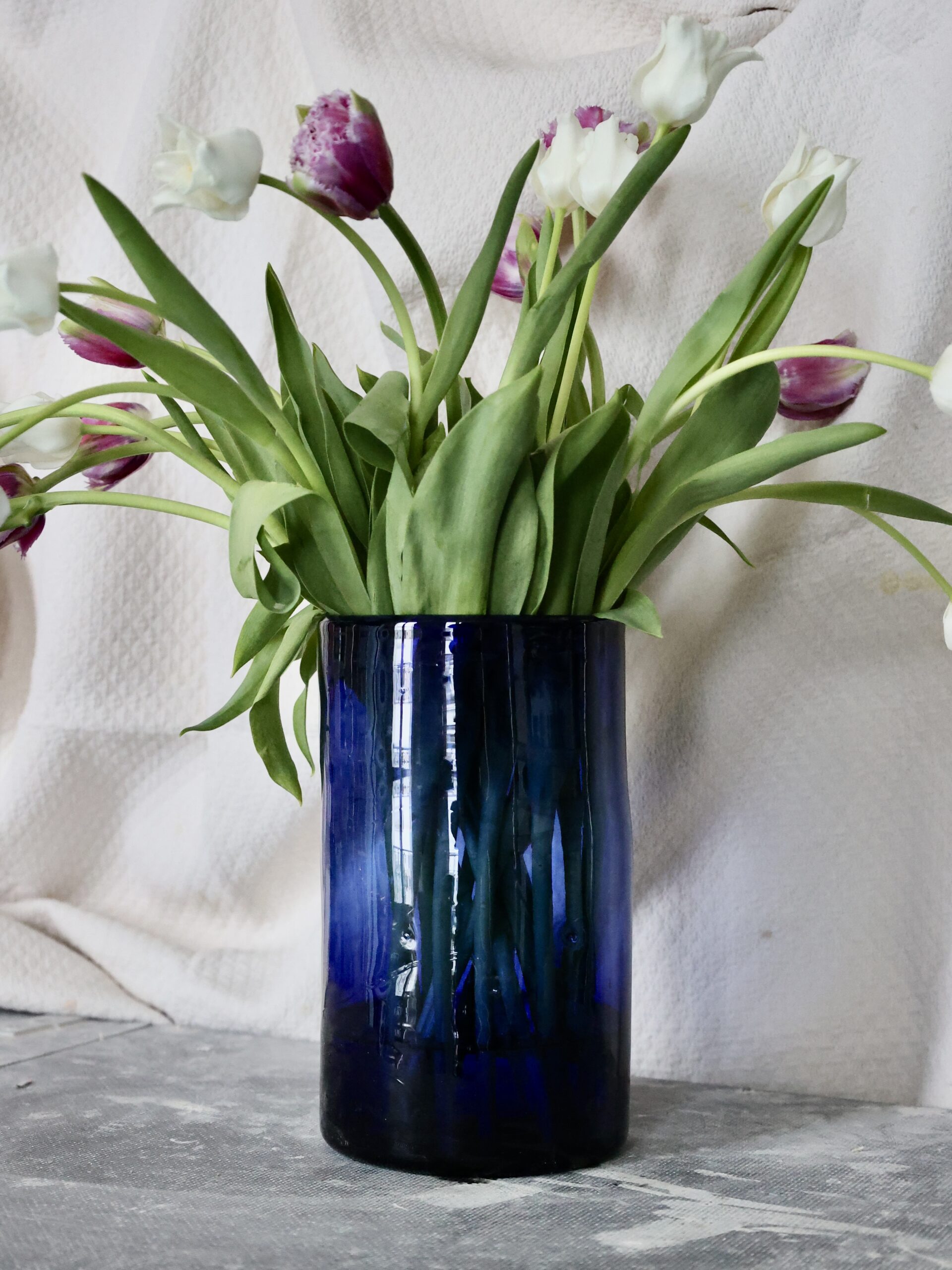 Vase Droit Dark Blue - La Soufflerie - Verre recyclé soufflé bouche